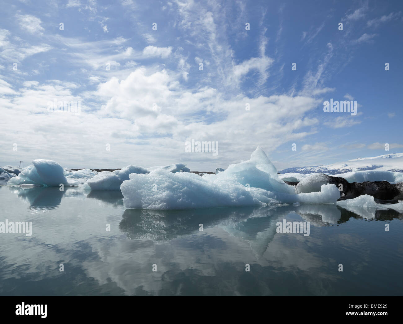 Eisberge im Wasser schwimmende Stockfotografie - Alamy
