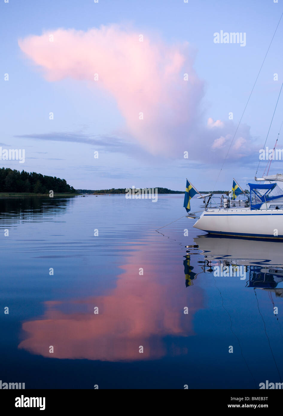 Reflexion der Wolken und Boot im Meer Stockfotografie - Alamy