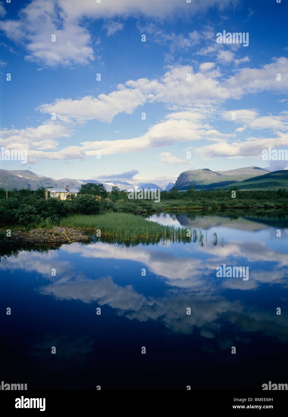 Berge und haus im hintergrund -Fotos und -Bildmaterial in hoher ...