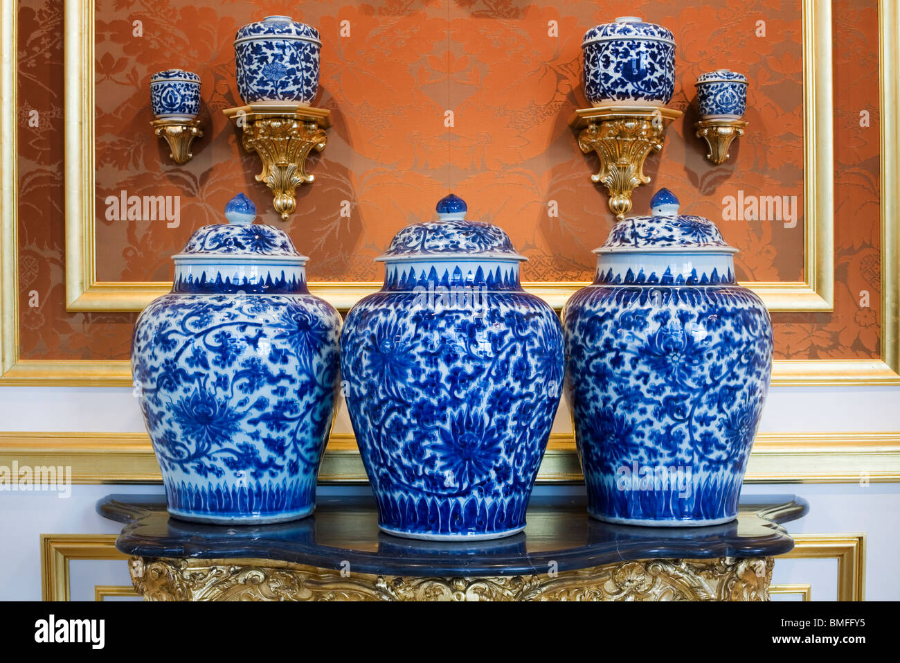 Sammlung von vasen -Fotos und -Bildmaterial in hoher Auflösung – Alamy