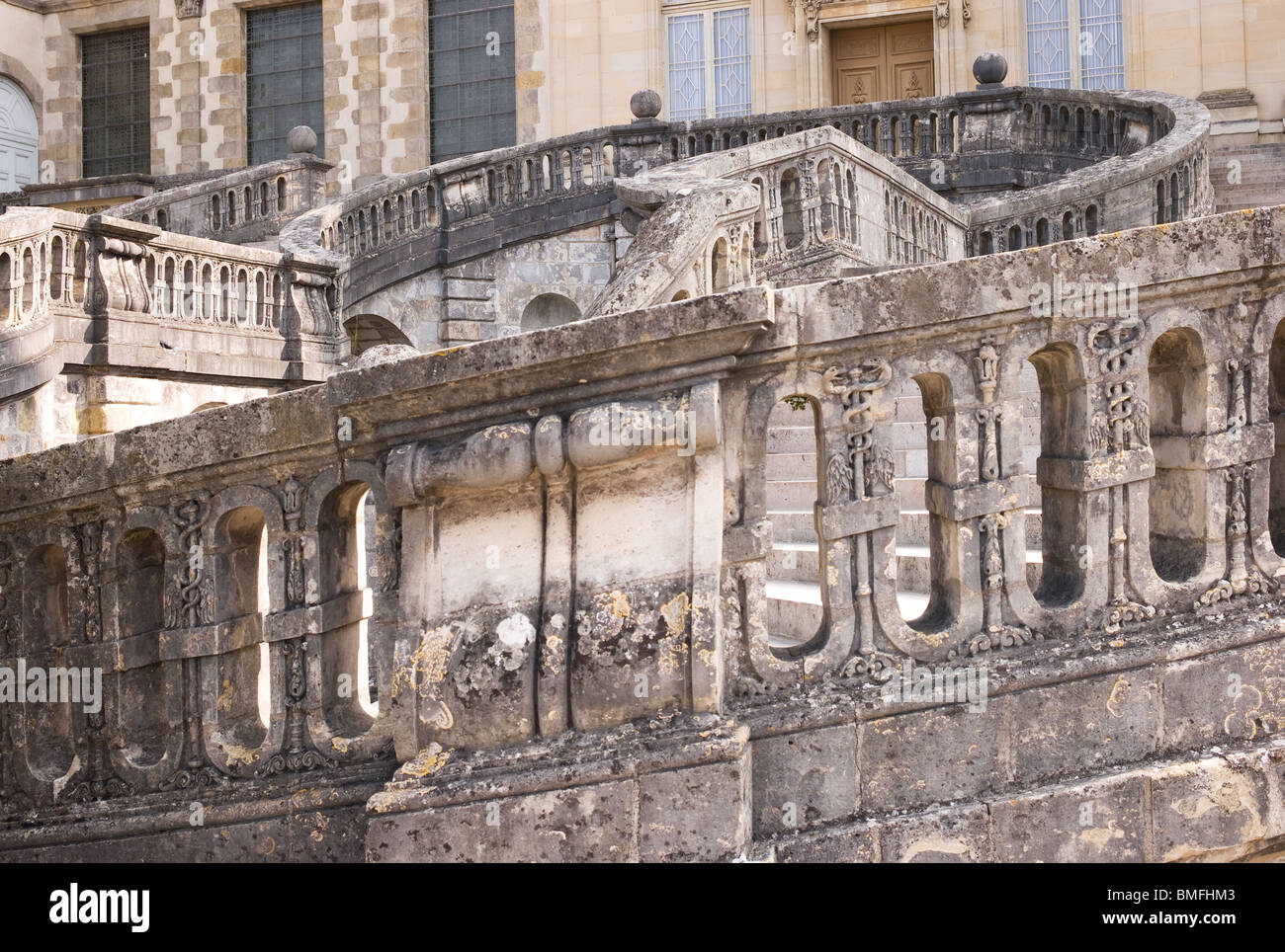 DETAIL DER INNENHOF TREPPE, DAS SCHLOSS VON FONTAINEBLEAU (16 C ...