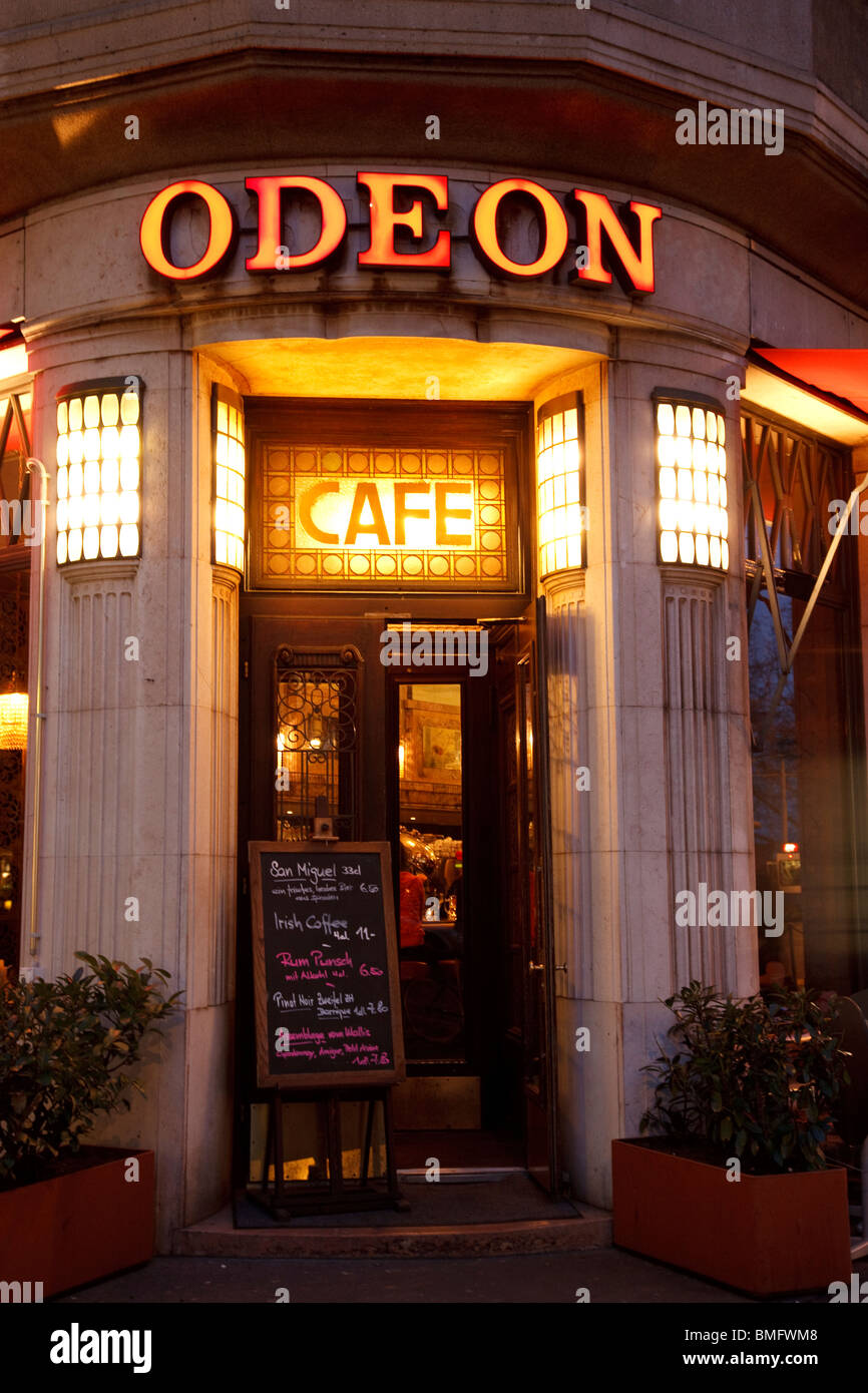 Cafe im odeon -Fotos und -Bildmaterial in hoher Auflösung – Alamy