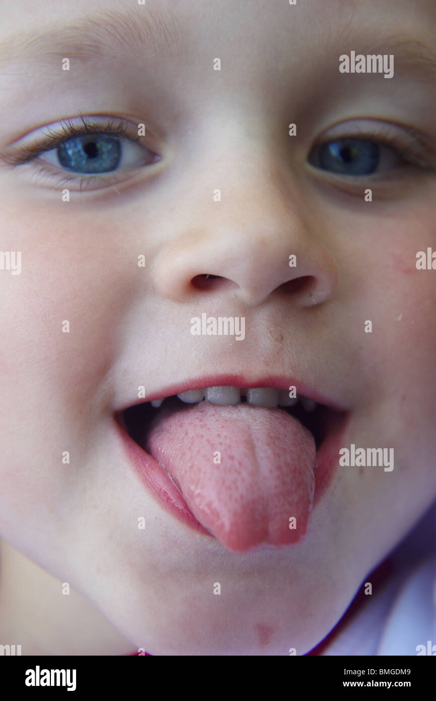 Kleinkind Jungen Poke Zunge raus Stockfotografie - Alamy