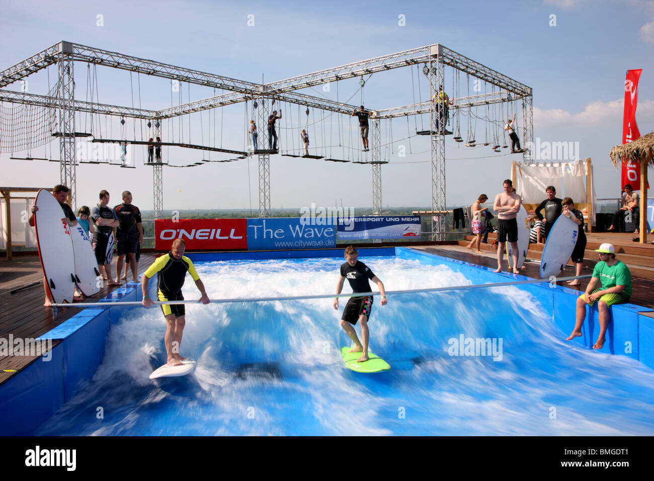 Die Welle, eine künstliche Surfwelle in einem Pool. Menschen lernen ...
