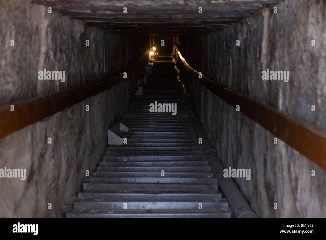Pyramide gizeh innen -Fotos und -Bildmaterial in hoher Auflösung – Alamy