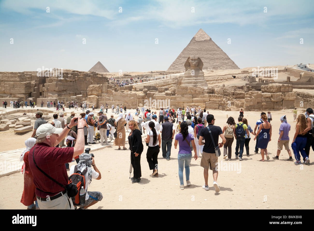 Menschen bei den Pyramiden und der Sphinx, Gizeh, Ägypten, Afrika ...
