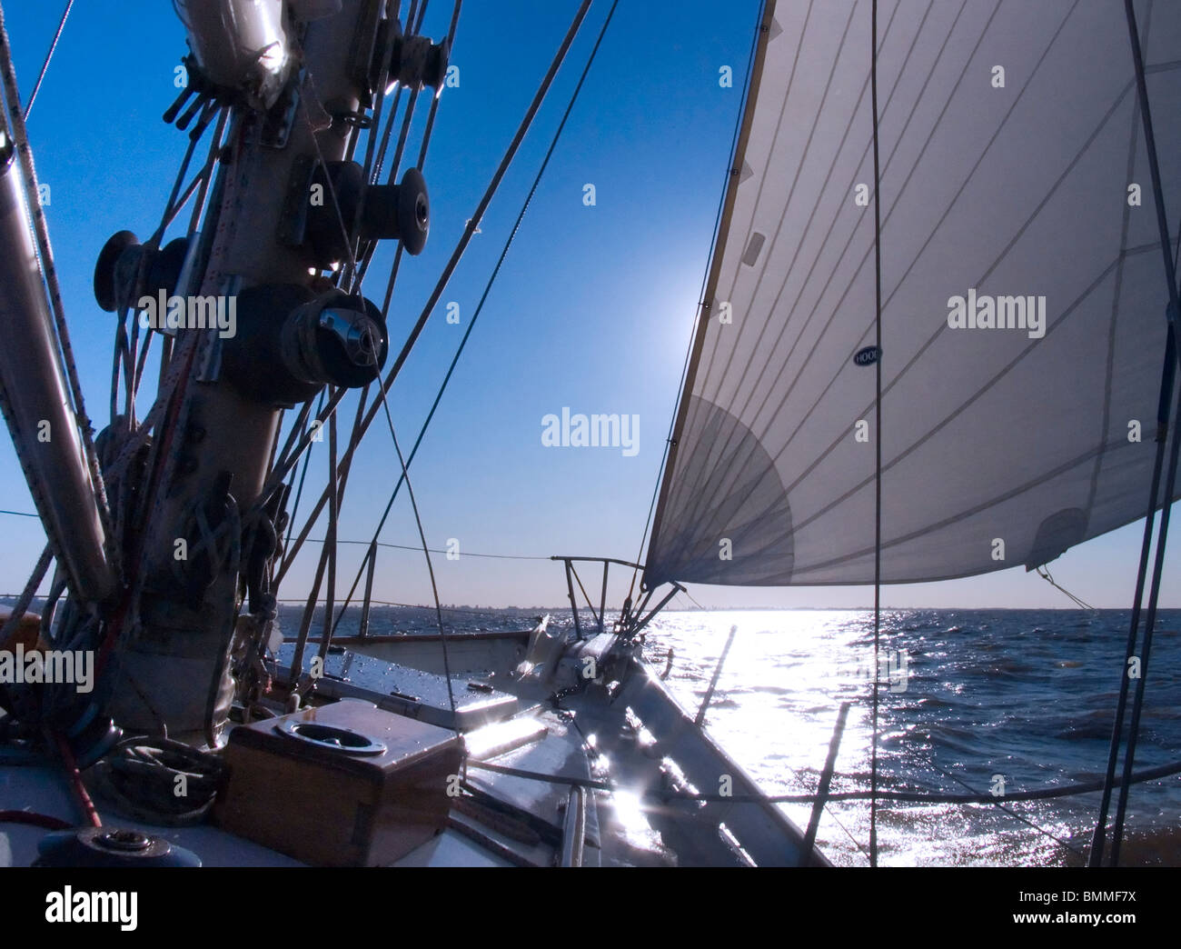 Sonne, Einstellung Szene hinter die Segel an Bord das Deck des zwei ...