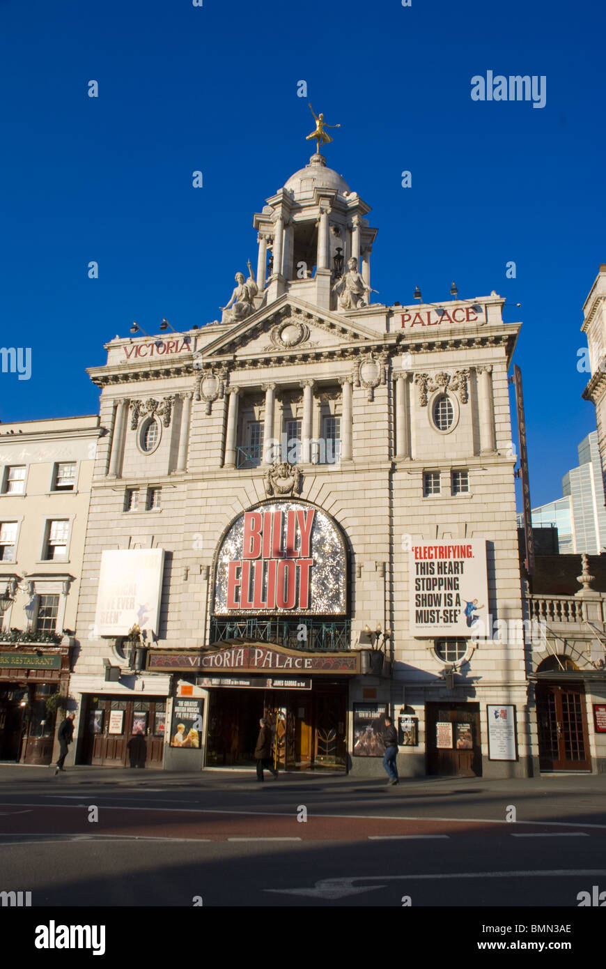 Victoria palace theatre london -Fotos und -Bildmaterial in hoher Auflösung – Alamy