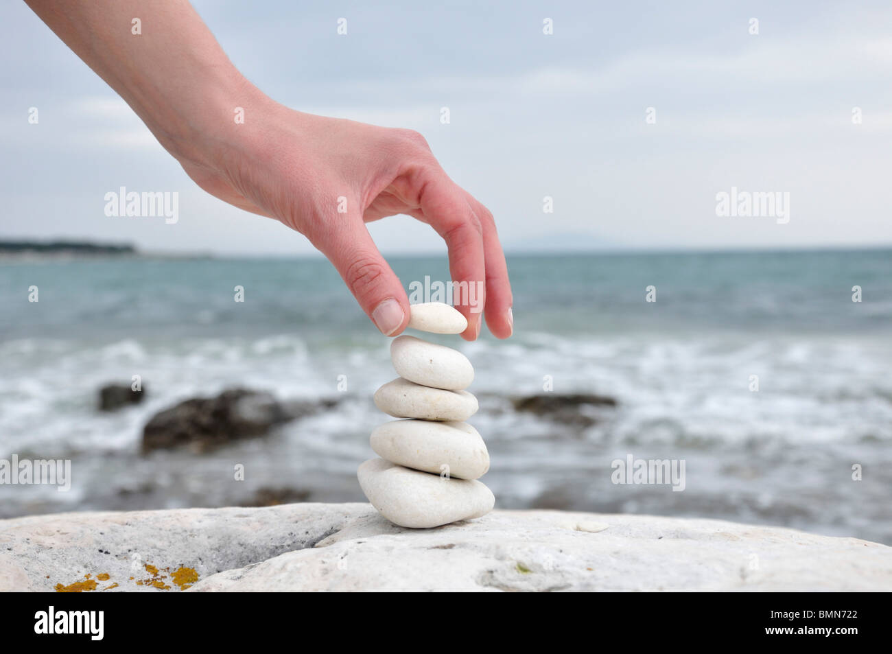 Frau Stapeln Steinen am Strand Kroatien Medulin Stockfotografie - Alamy