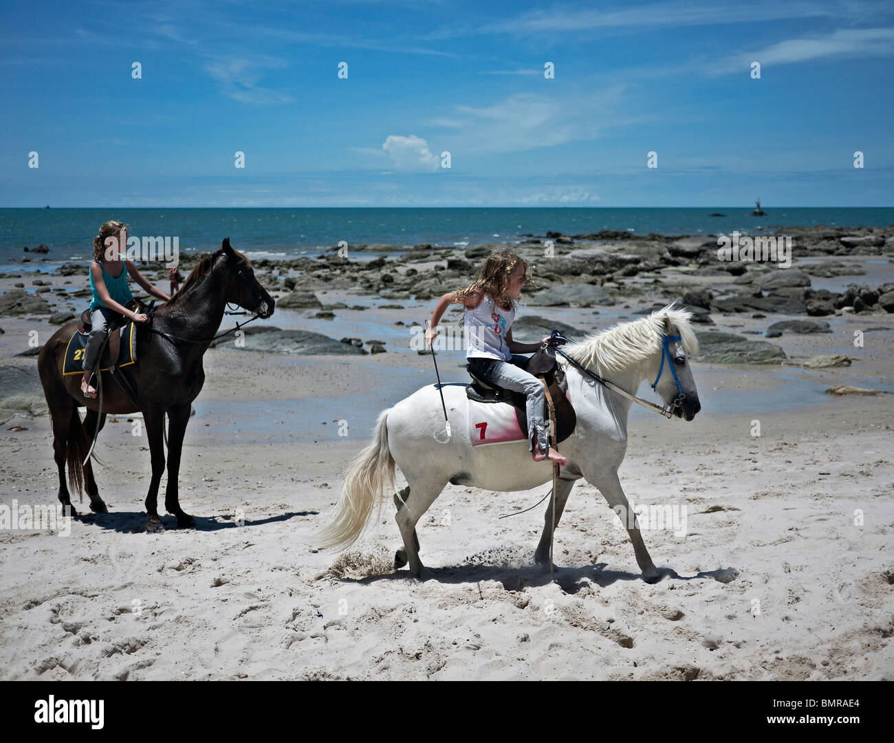 Kinderpferd strand -Fotos und -Bildmaterial in hoher Auflösung – Alamy
