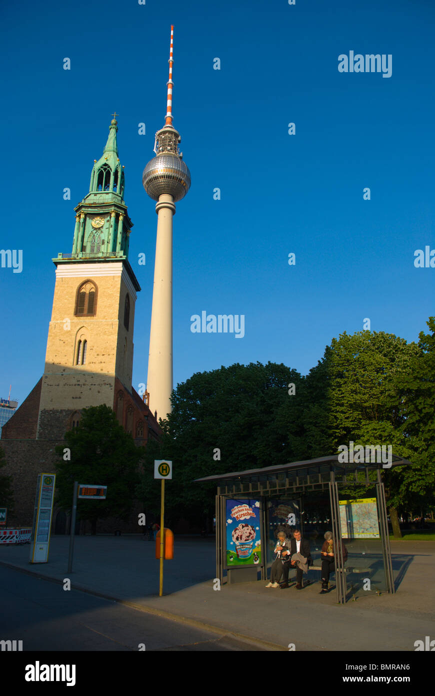 Kirche der Marienkirche und Fernsehturm Turm Alexanderplatz Berlin ...