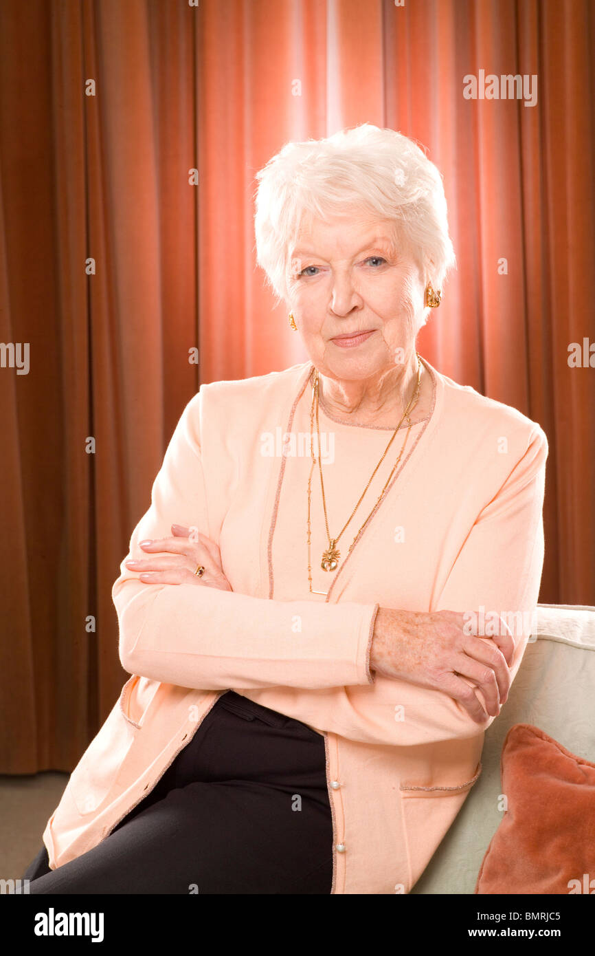 Actress june whitfield -Fotos und -Bildmaterial in hoher Auflösung – Alamy