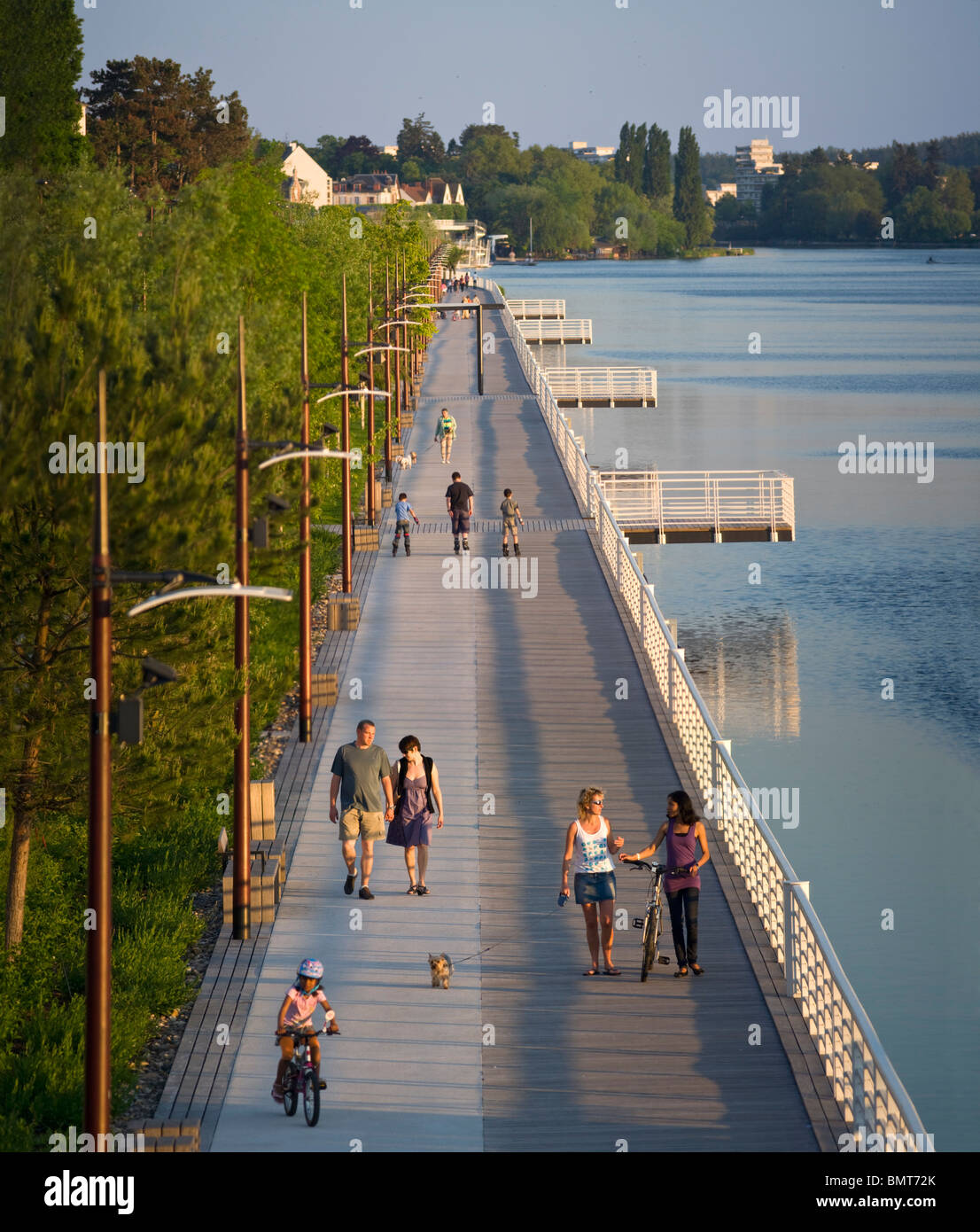 Lakeside promenade -Fotos und -Bildmaterial in hoher Auflösung – Alamy