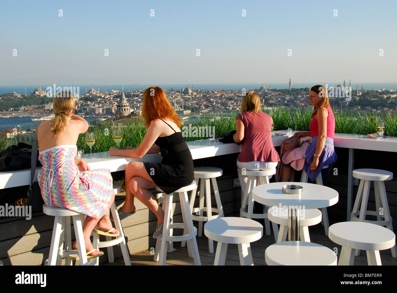 BEYOGLU, ISTANBUL, TÜRKEI. Junge Frauen genießen Sonnenuntergang ...