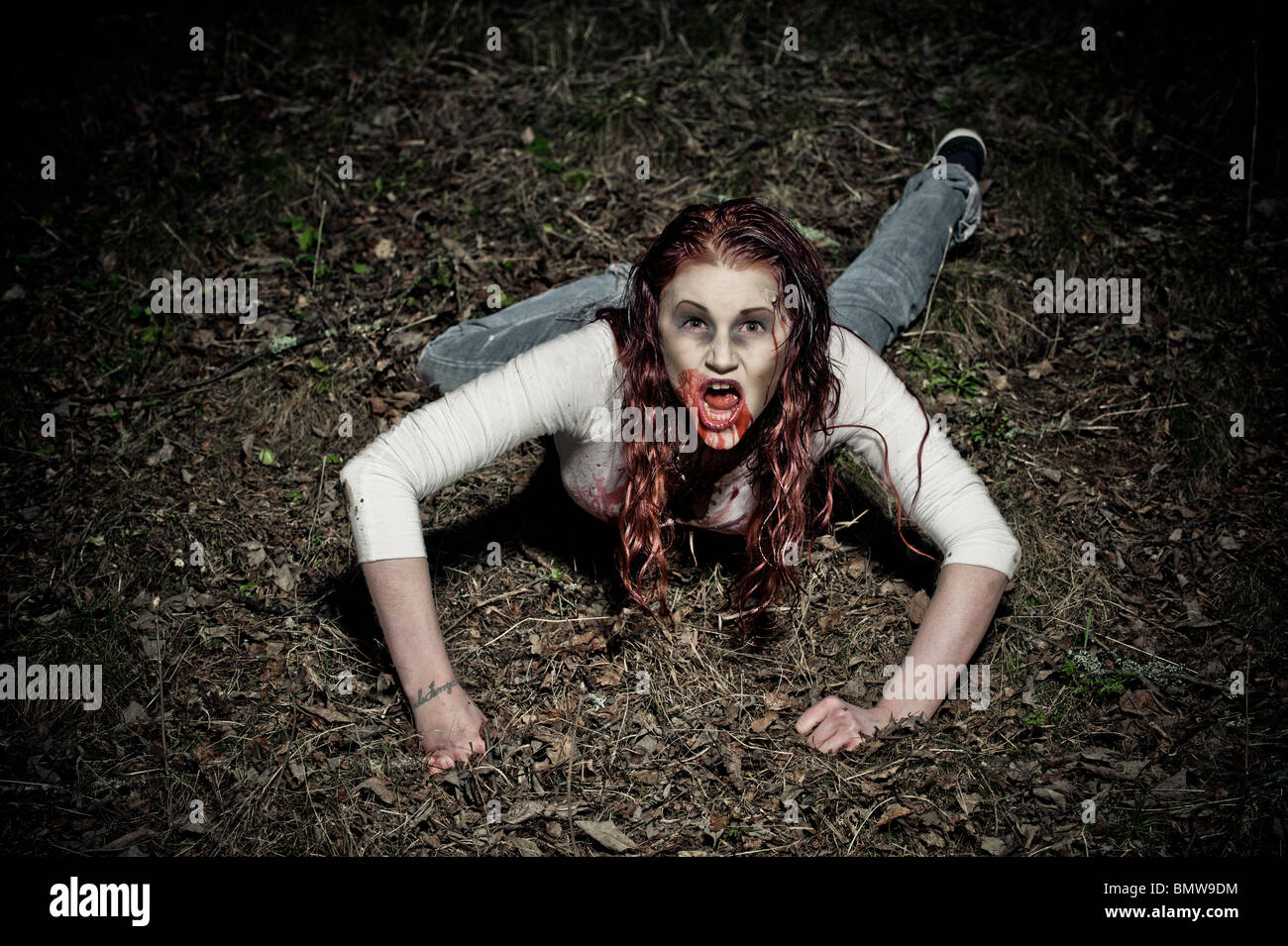 Zombie girl -Fotos und -Bildmaterial in hoher Auflösung – Alamy