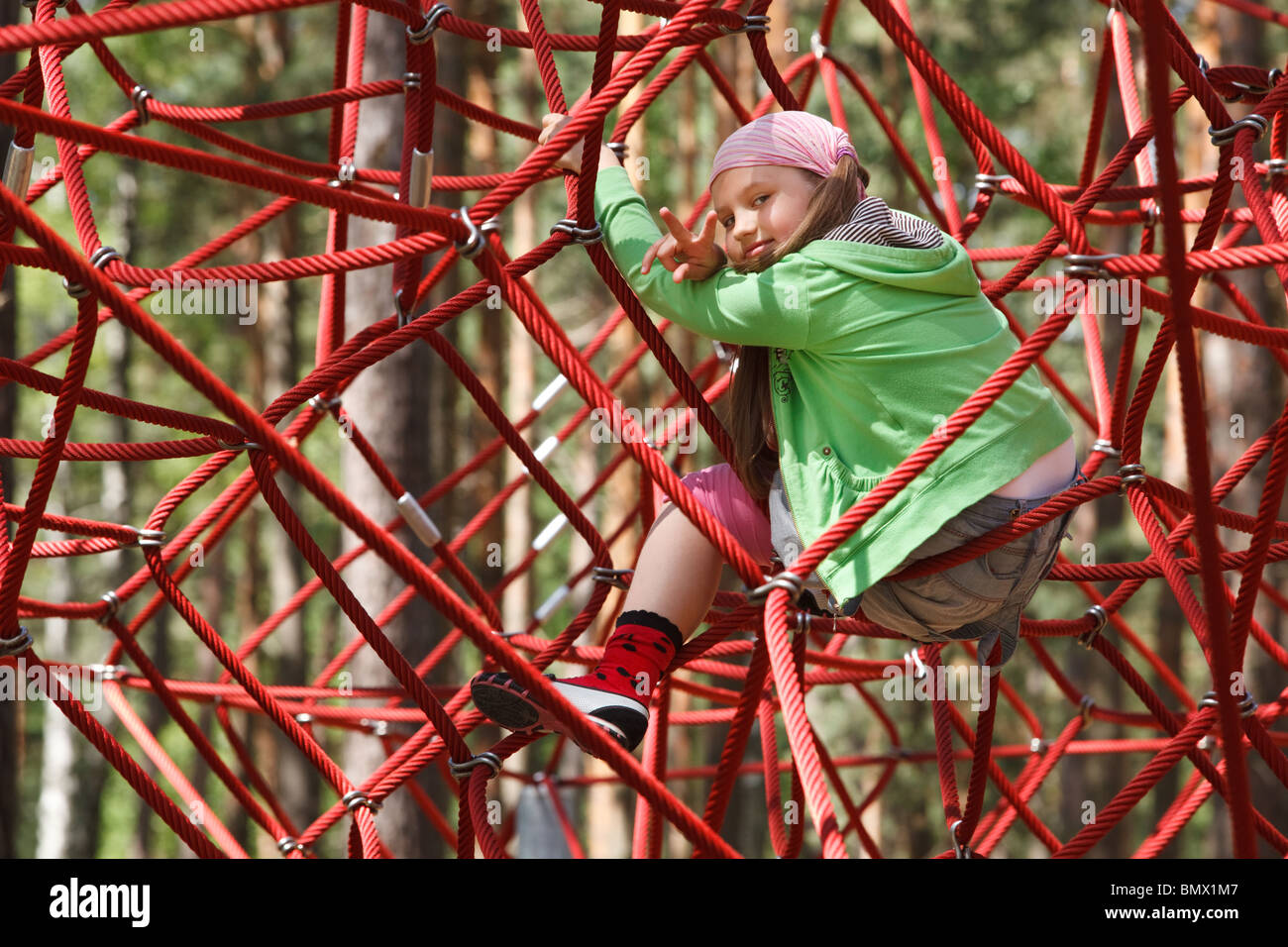 Kleine Mädchen Spielen Auf Klettergerüst Seile Stockfotografie Alamy