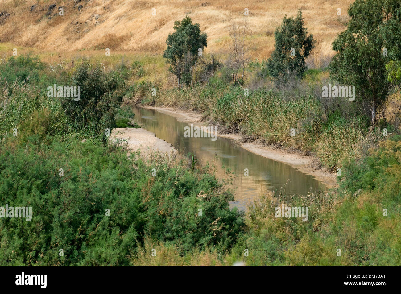 Blick über den Fluss Jordan Naharaim oder Baqoura entlang der Grenze ...