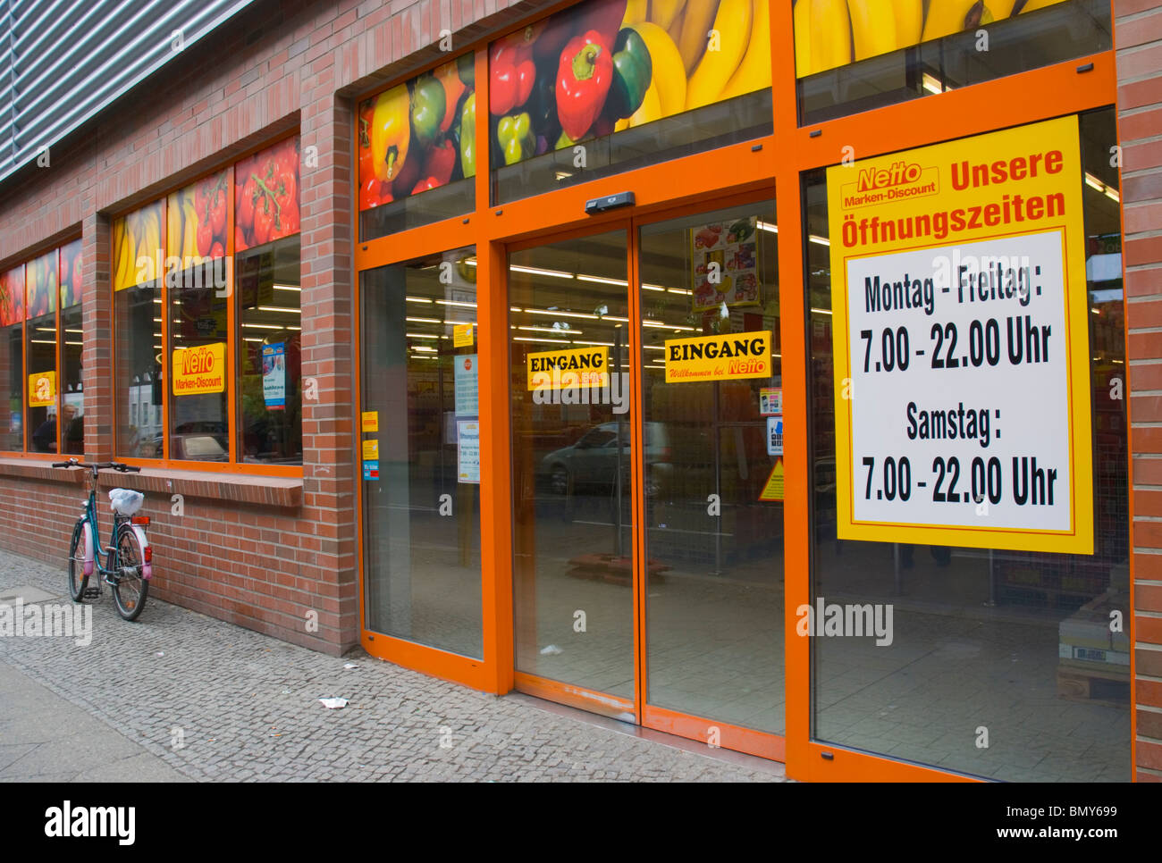 Supermarkt außen Kreuzberg West Berlin Deutschland Europa ...