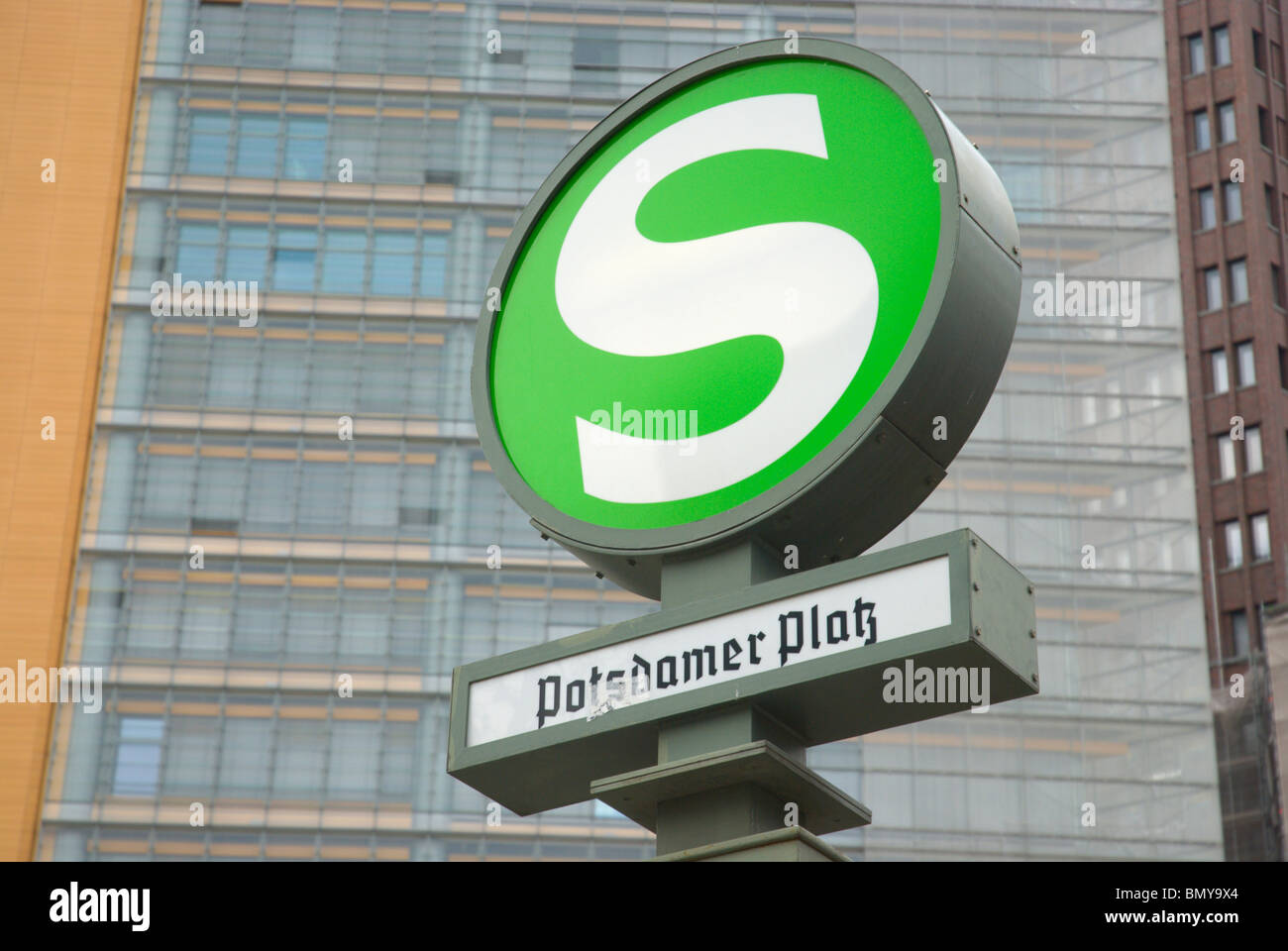 Potsdamer Platz S-Bahn Zug Bahnhof Zeichen Berlin Deutschland Europa ...