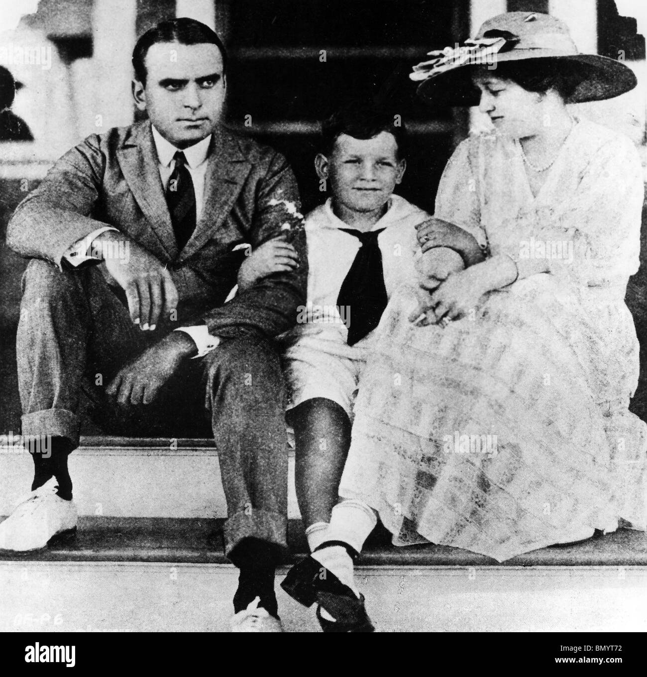 DOUGLAS FAIRBANKS (1883-1939) U.S. film Schauspieler mit Sohn Junior ...