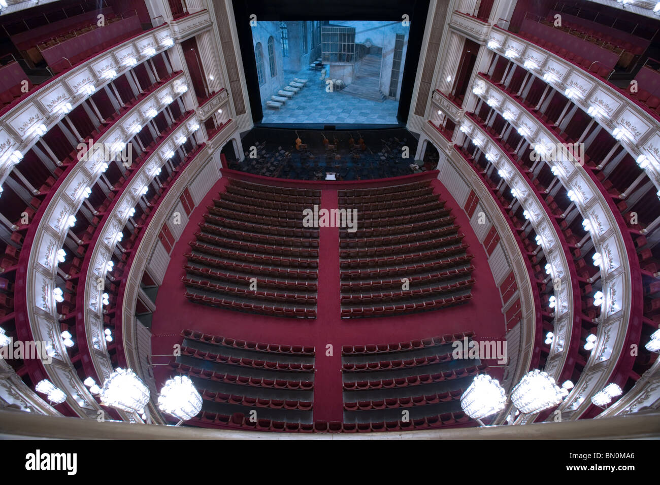 Staatsoper wien interior -Fotos und -Bildmaterial in hoher Auflösung ...