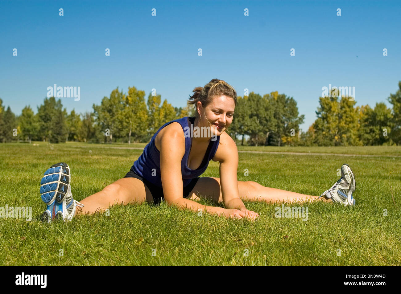Groin stretch -Fotos und -Bildmaterial in hoher Auflösung – Alamy