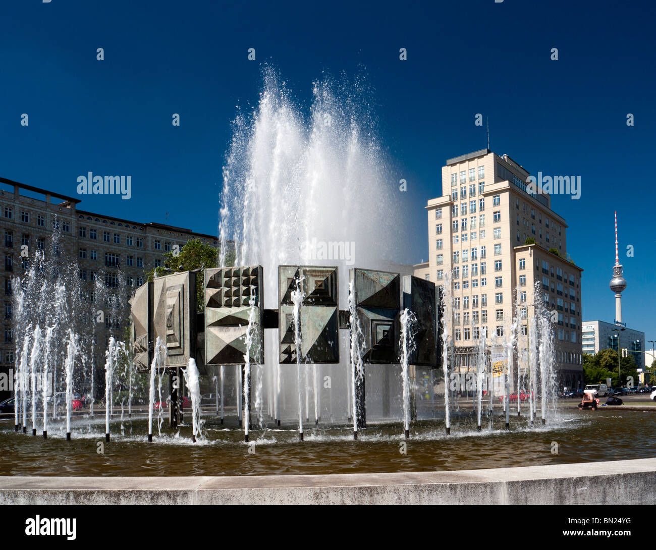 DDR Zeiten Brunnen am Strausberger Platz am Karl-Marx-Allee im ...