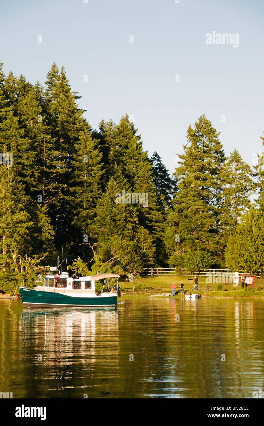 Verankertes schlepperboot -Fotos und -Bildmaterial in hoher Auflösung ...