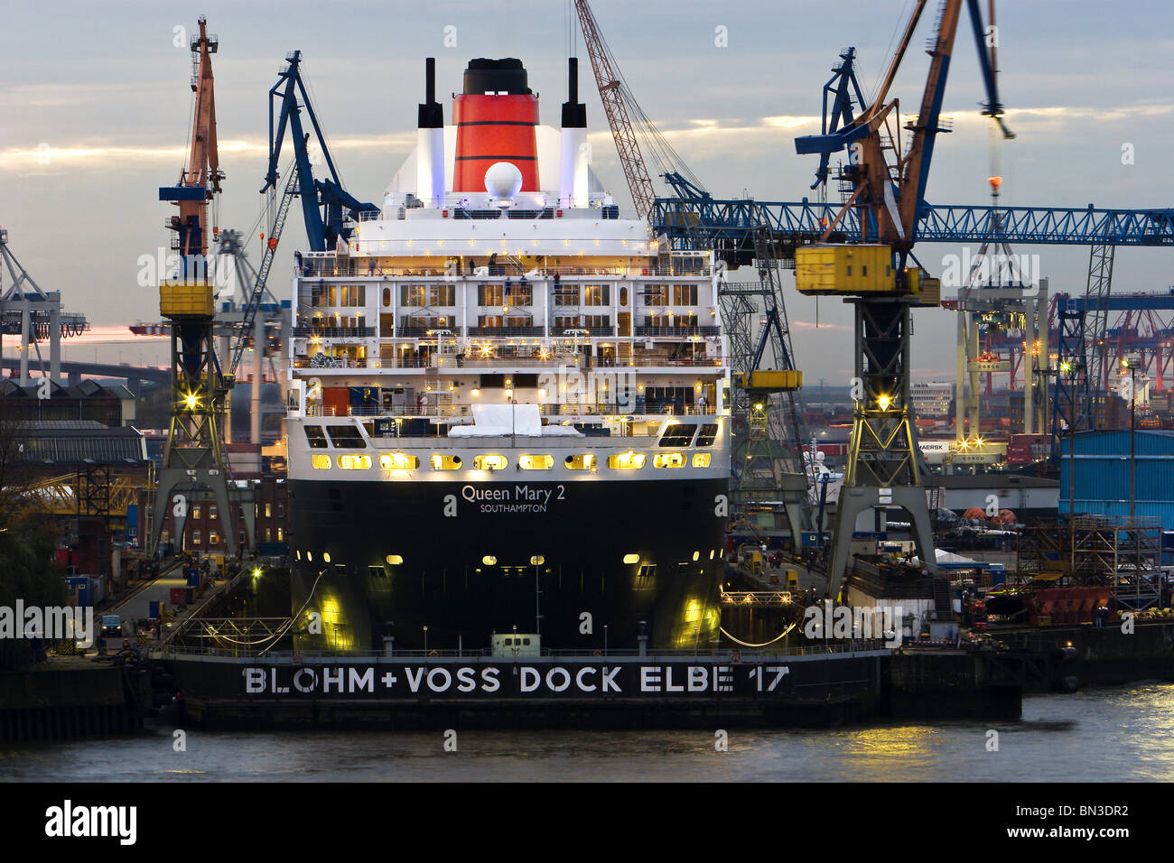 Kreuzfahrtschiff queen mary 2 in hamburg -Fotos und -Bildmaterial in hoher Auflösung – Alamy