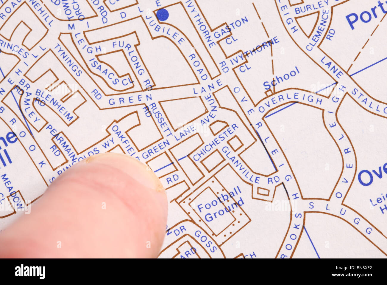 Straßenkarte der Stadt Straße mit Fingerzeig Lage Stockfotografie - Alamy