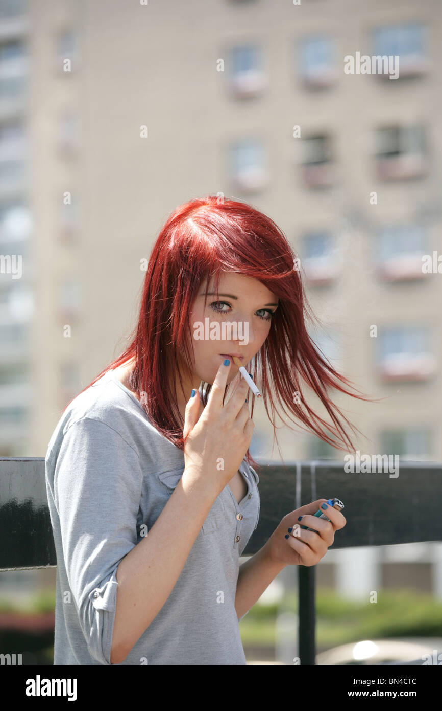 Rote behaarte Teenager-Mädchen Rauchen vor Stockfotografie - Alamy Rote behaarte Teenager-Mädchen Rauchen vor Stockfotografie - Alamy