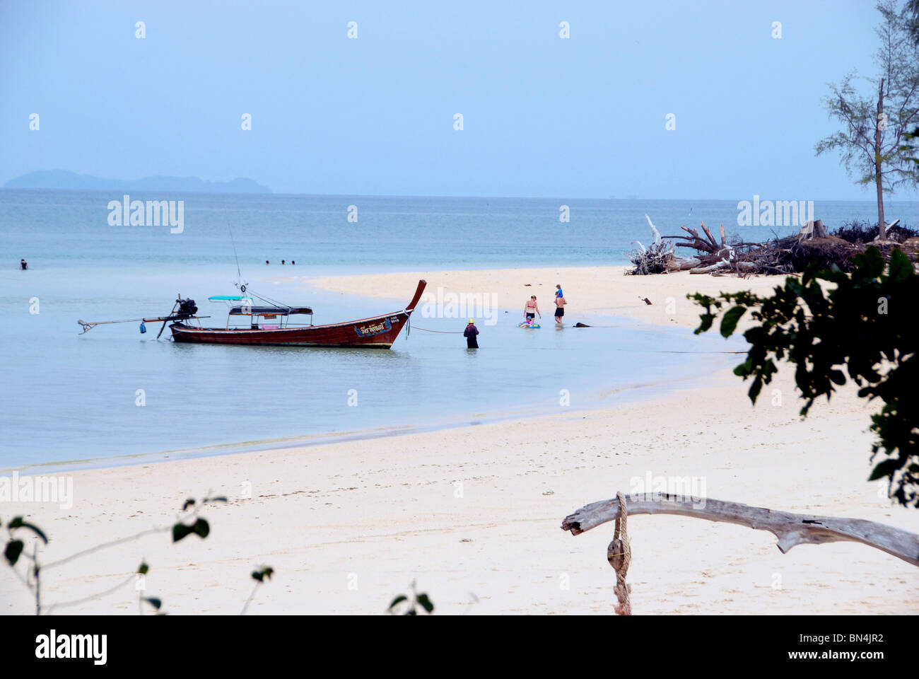 Touristen auf Koh Bulone Leh Insel im Tarutao Nationalpark in der ...