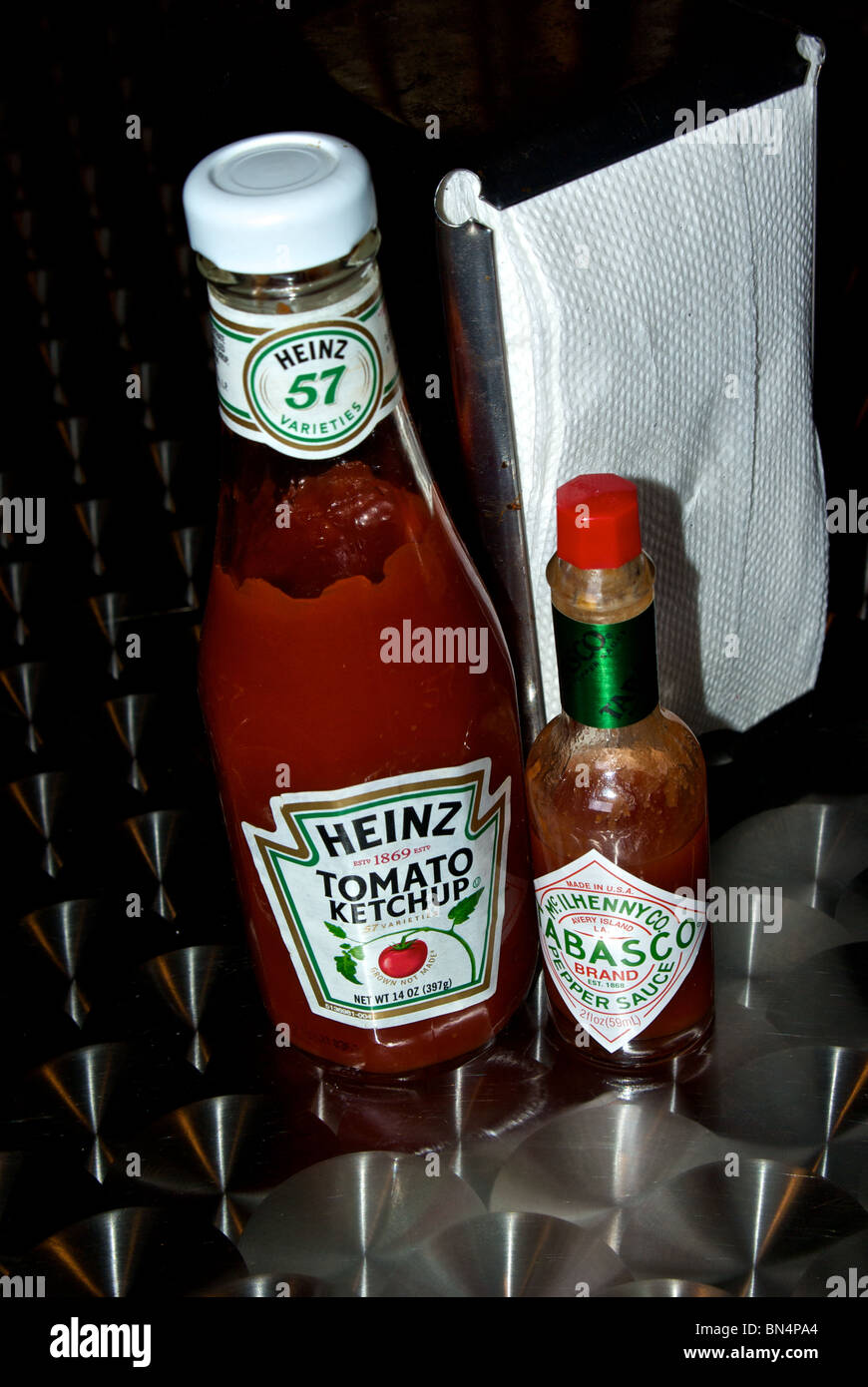 Heinz Tomato Ketchup und McIlhenny Tabasco Pepper Sauce Flaschen ...