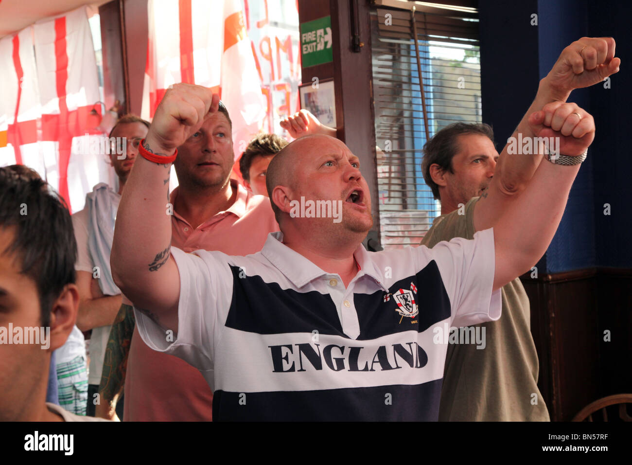 Hooligans football england -Fotos und -Bildmaterial in hoher Auflösung ...