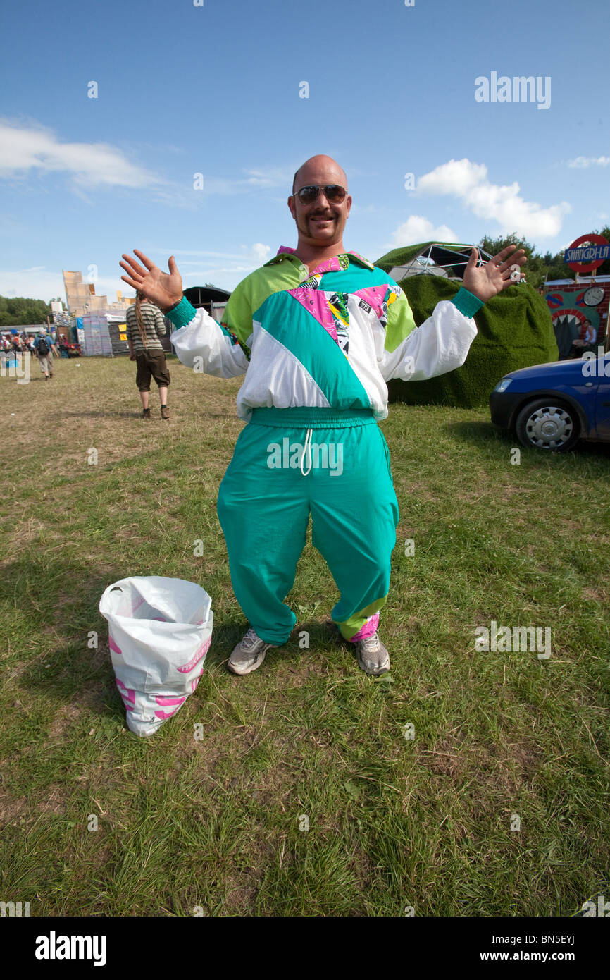 Fancy Dress in 80er Jahren Shell Anzug auf dem Glastonbury Festival ...