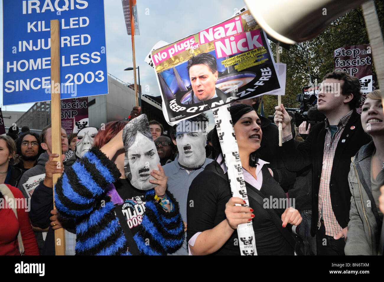 Nazi-Nick Plakat & Griffin/Hitler Maske bei Unite Against Fascism ...