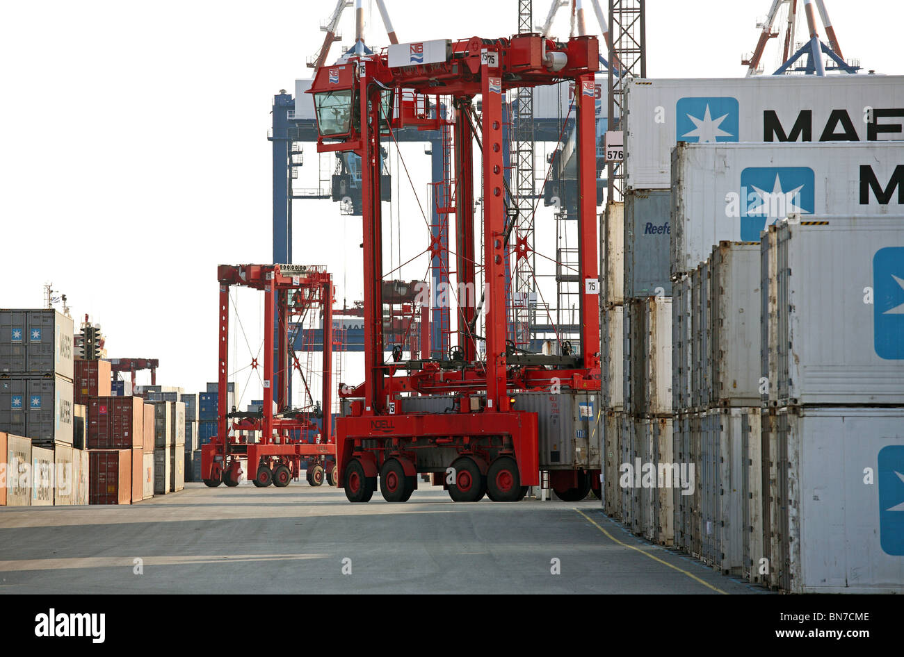 Straddle carrier container -Fotos und -Bildmaterial in hoher Auflösung ...