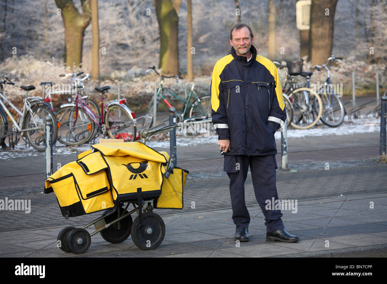Postbote mit wagen -Fotos und -Bildmaterial in hoher Auflösung – Alamy