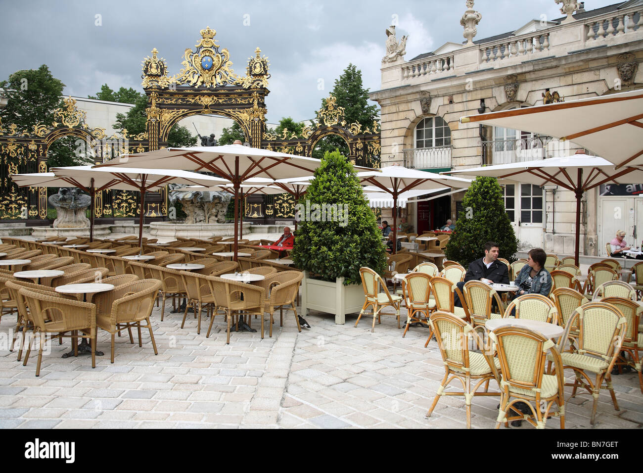 Eine Straße Café in der Place Stanislas, Nancy, Frankreich ...