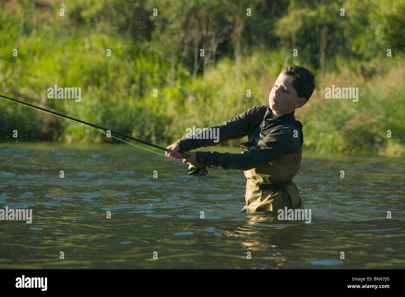 Junge casting casting fliegenfischen -Fotos und -Bildmaterial in hoher ...