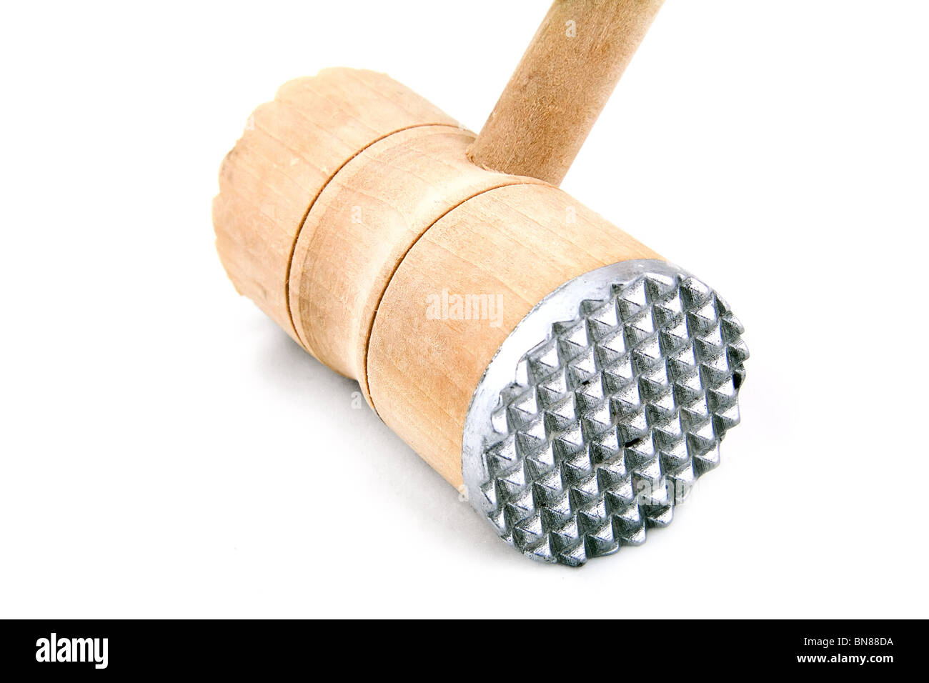 Fleischklopfer. Hölzerne Fleisch Hammer auf weißem Hintergrund ...