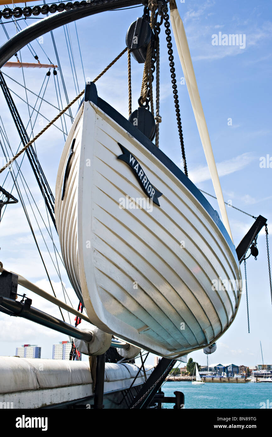 Longboat auf Davits Zugehörigkeit zu HMS Warrior bei Portsmouth ...