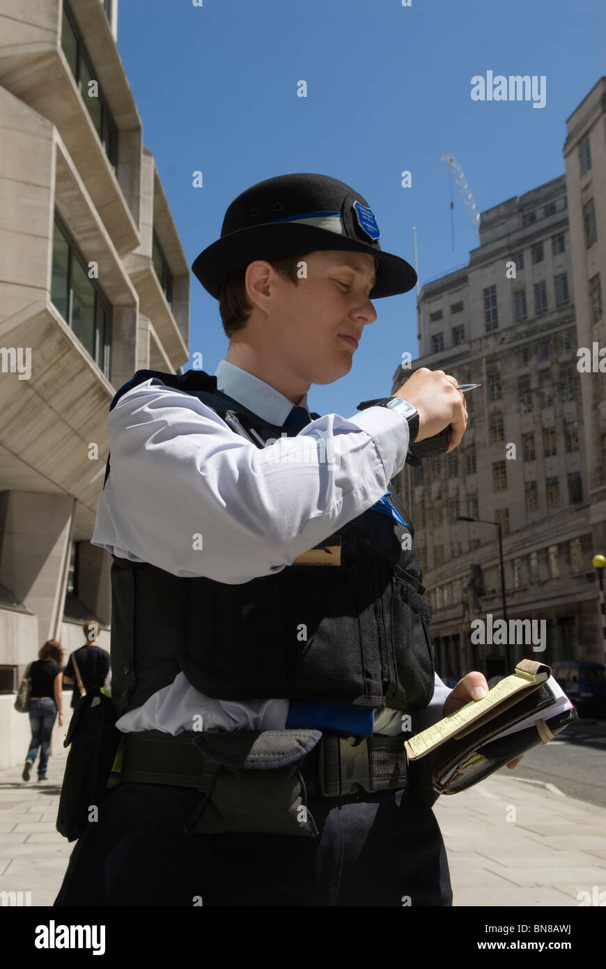 Metropolitan Police Community Support Officer (PCSO) ruft um Hilfe auf ...