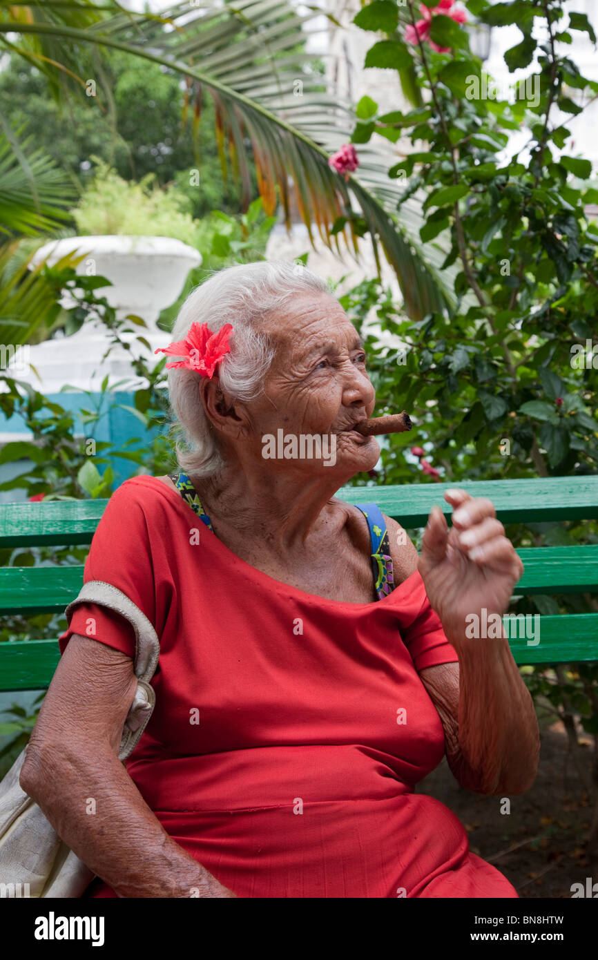 Alte dame mit zigarre -Fotos und -Bildmaterial in hoher Auflösung – Alamy