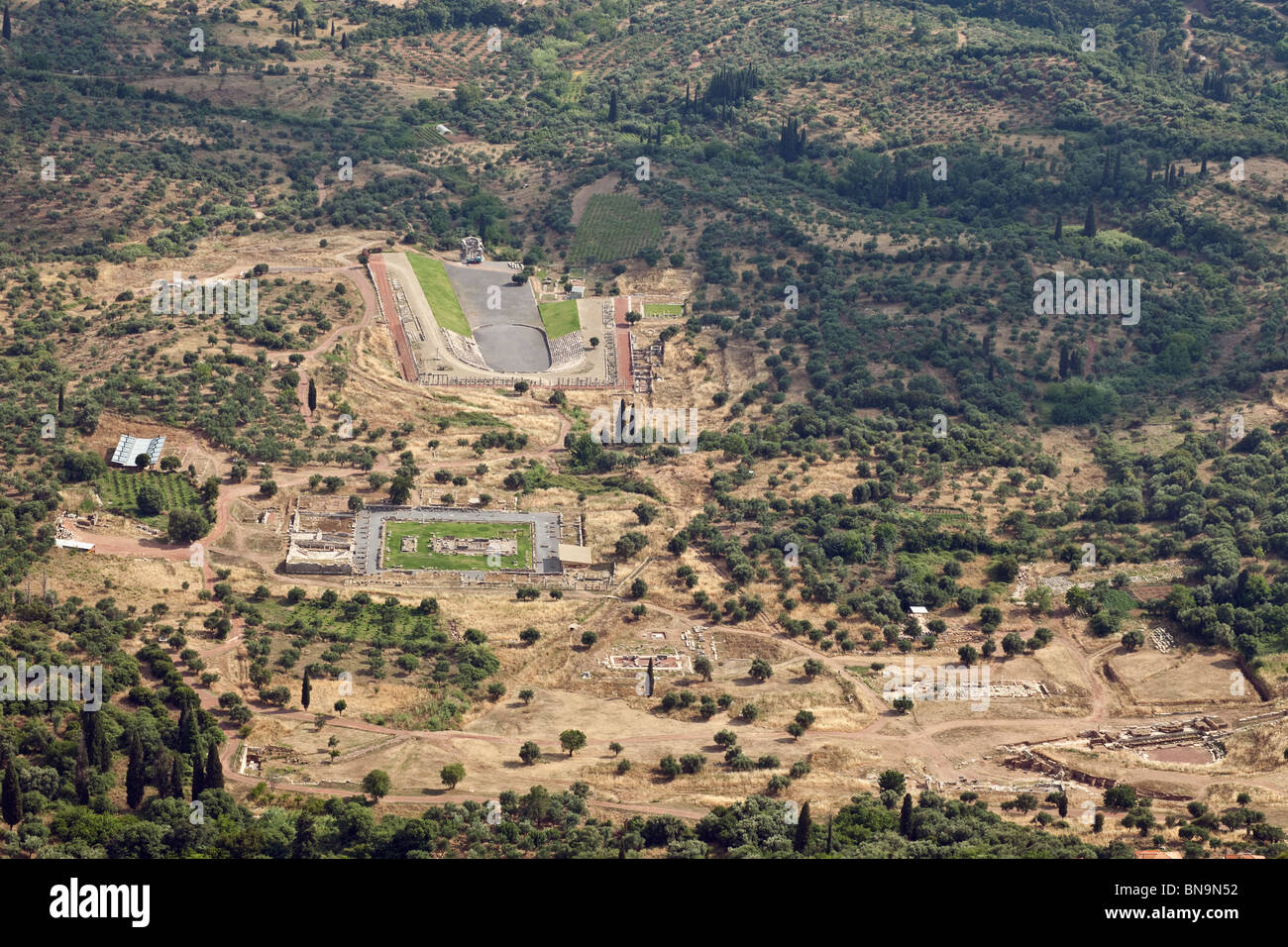 Luftaufnahme des antiken Messene zeigt das Stadion und das Heiligtum ... Luftaufnahme des antiken Messene zeigt das Stadion und das Heiligtum ...