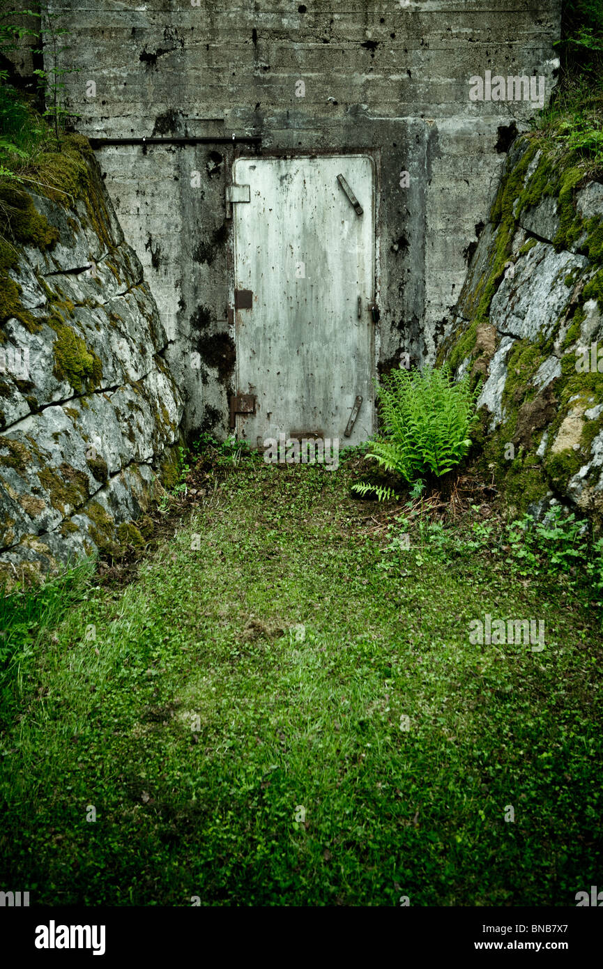 einen alten Bunker Eingang versteckt irgendwo im Norden von Schweden ...