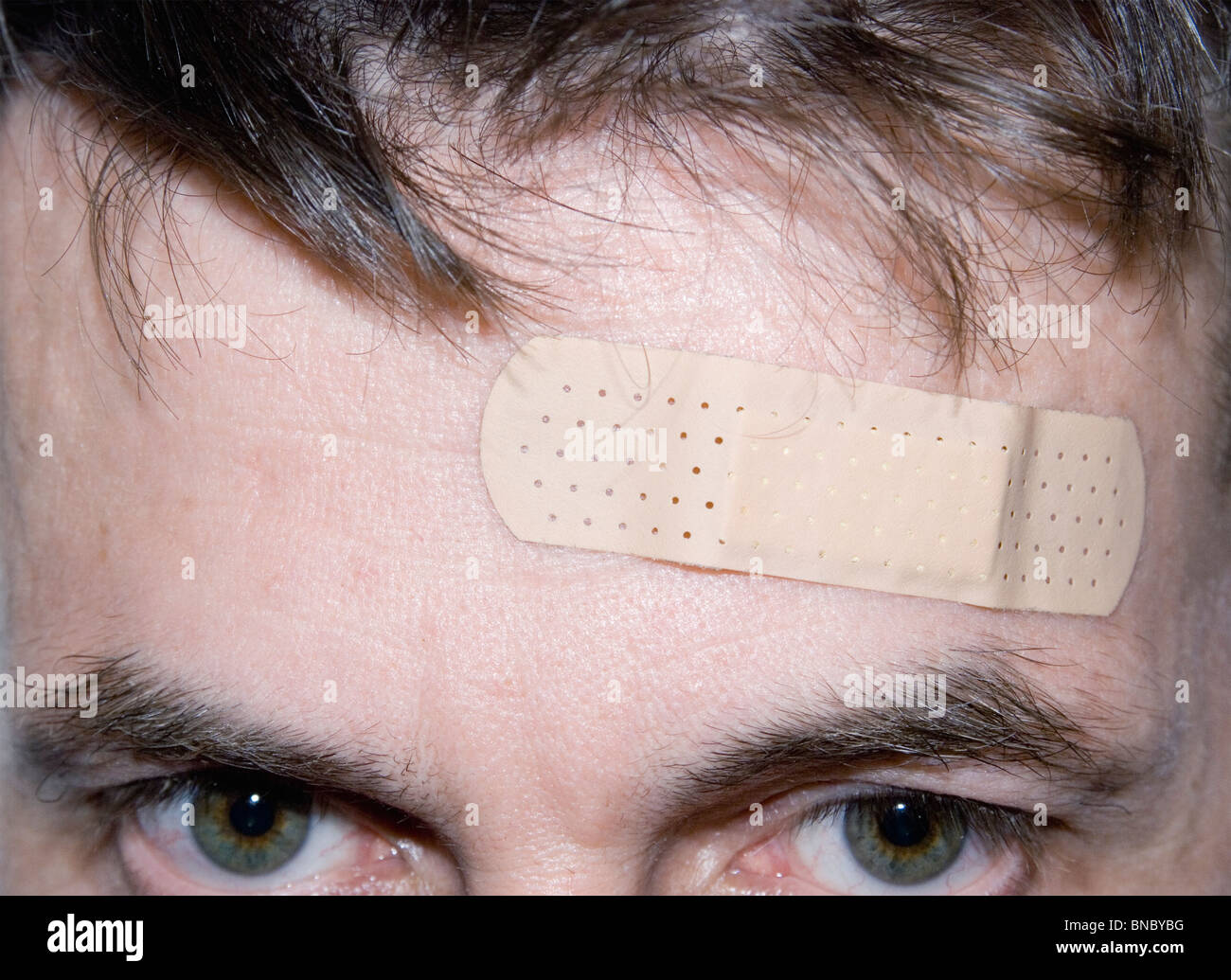 Bandage auf der stirn -Fotos und -Bildmaterial in hoher Auflösung – Alamy