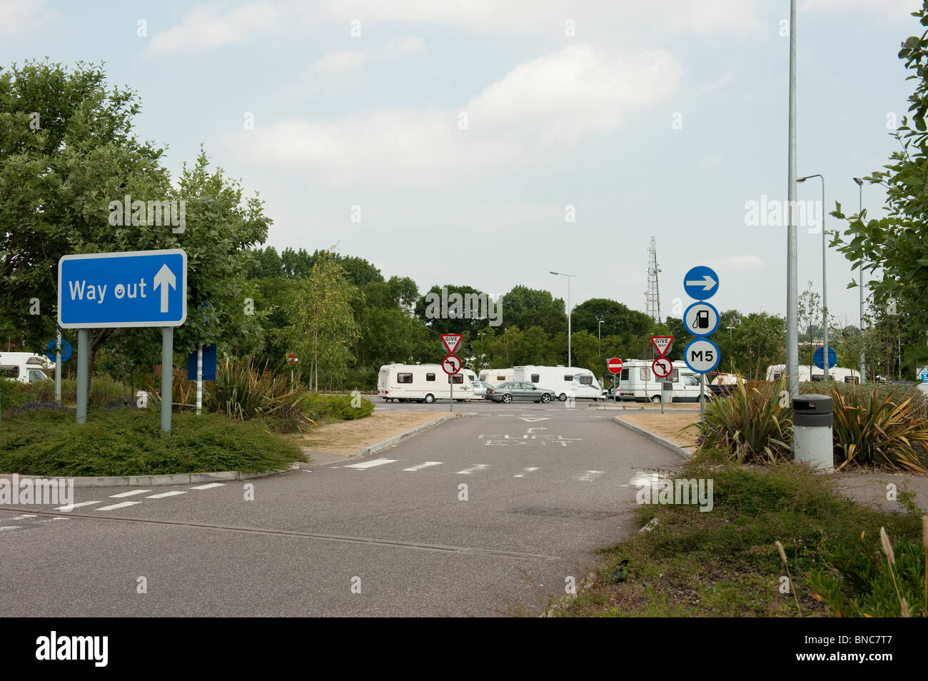 Motorway service station road signs -Fotos und -Bildmaterial in hoher ...