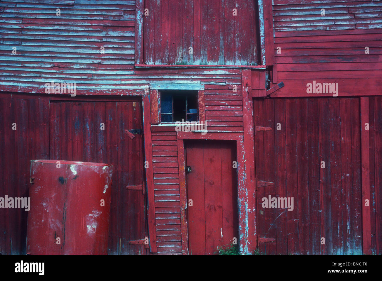 Alte scheune mit roten türen -Fotos und -Bildmaterial in hoher Auflösung – Alamy