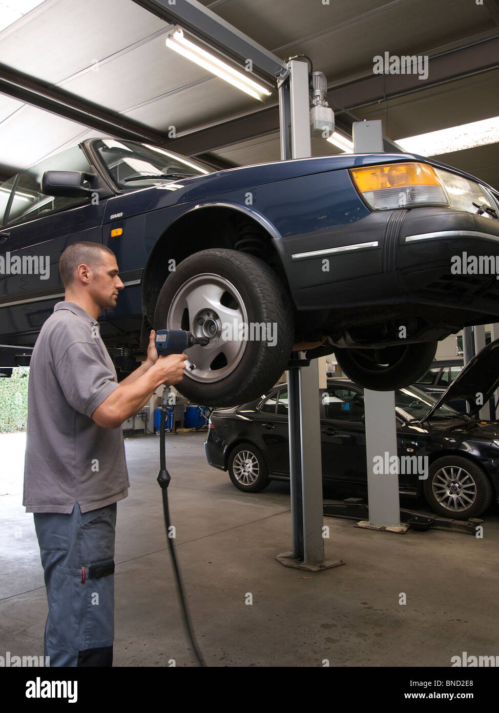Kfz mechanikerin -Fotos und -Bildmaterial in hoher Auflösung – Alamy